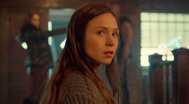 Legends of Tomorrow Pays Back Wynonna Earp's Sara Lance Name-Drop