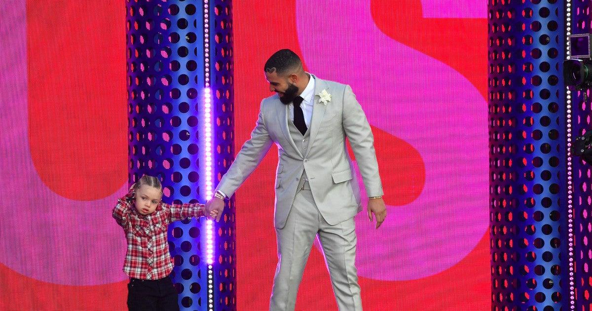 Drake Brings Son Adonis to Accept Billboard Music Awards Artist of the ...