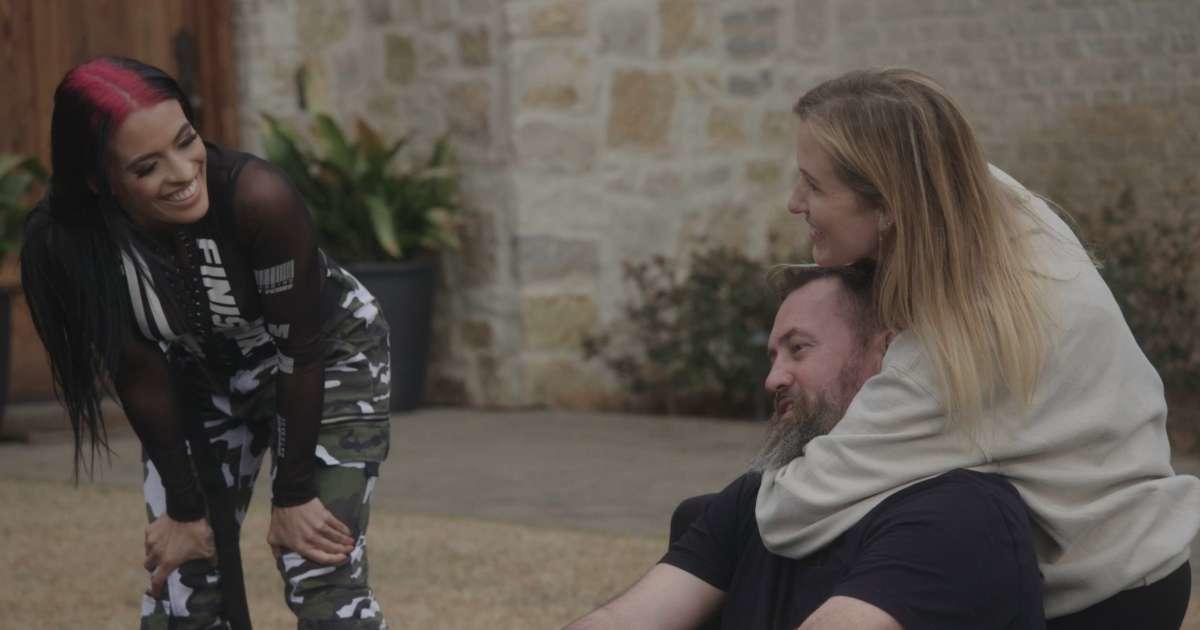 Willie and Korie Robertson Wrestle With Thea Trinidad in 'At Home With ...