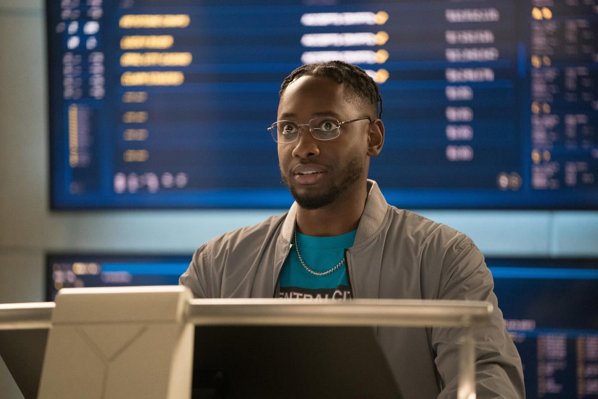 The Flash Teams up with The Atom in "Armageddon, Part 1" Photos