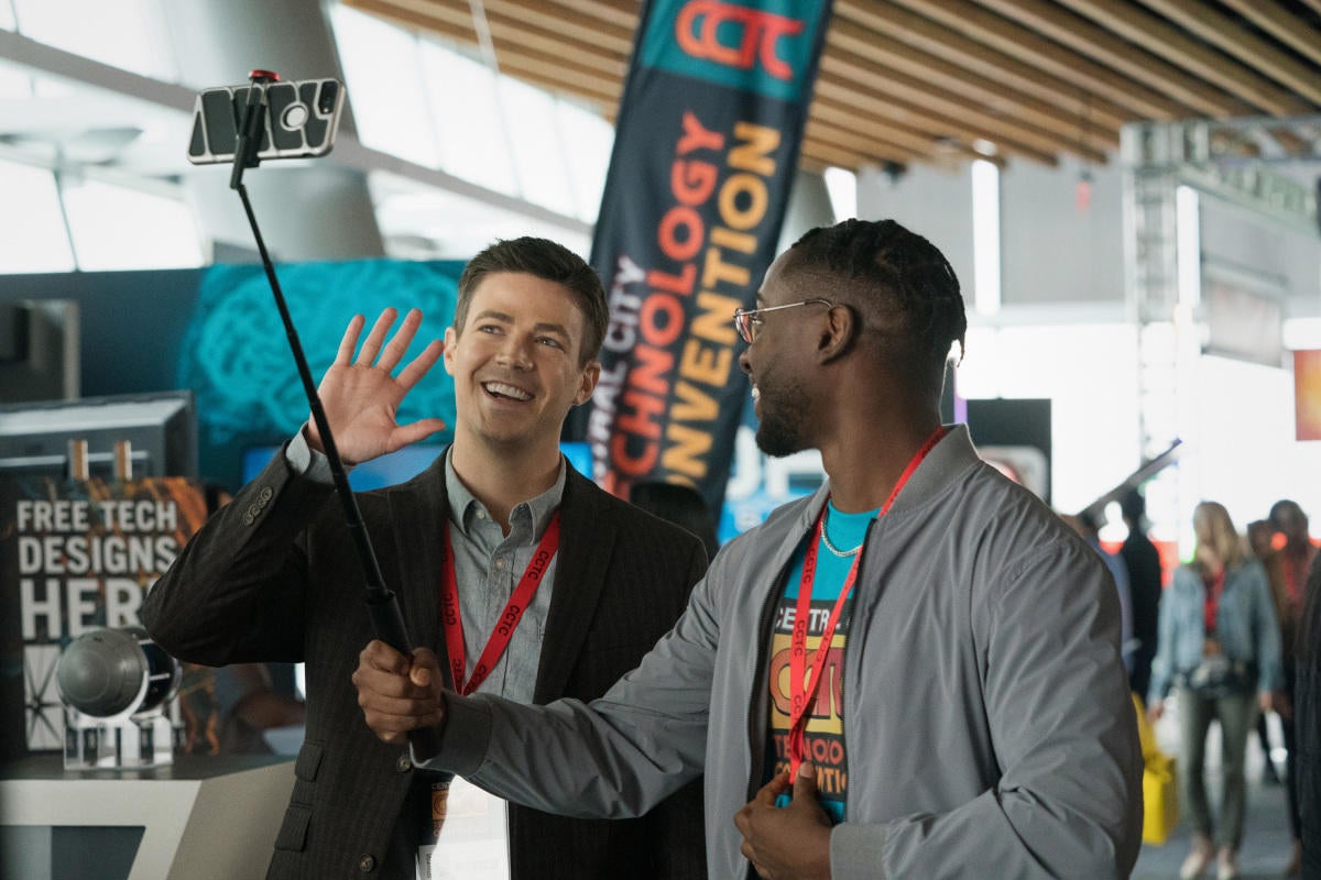 The Flash Teams up with The Atom in "Armageddon, Part 1" Photos