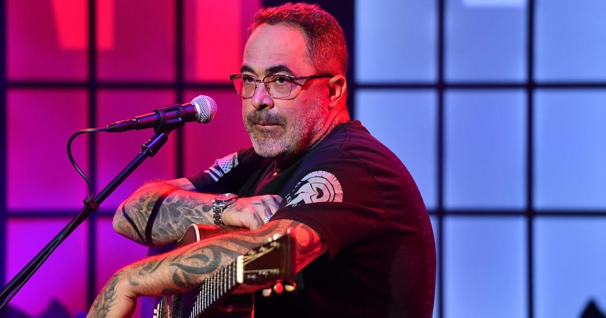 Staind's Aaron Lewis Deals With Additional Medical Issue Following ...
