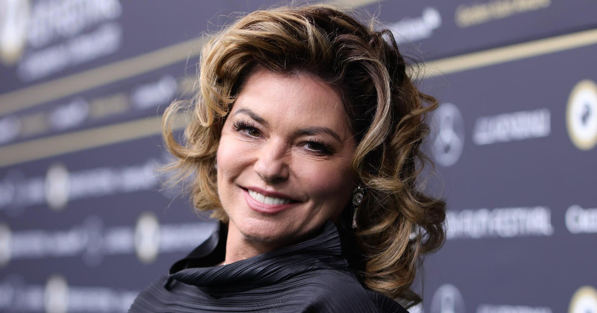 Shania Twain Suffers Embarrassing Fall During Concert