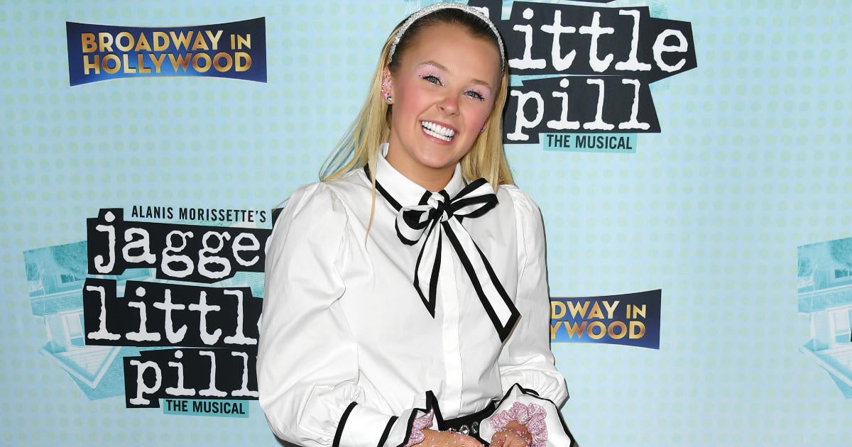 JoJo Siwa Recalls Gross Moment That Sparked Her 'Gay Awakening'