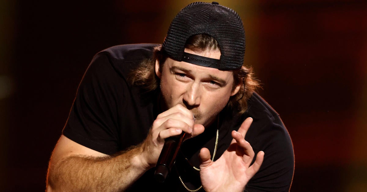 Morgan Wallen Mocked for 'Cringey' Bar Performance