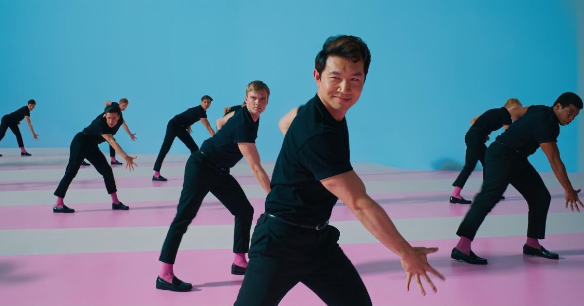 New Barbie Photos Feature Margot Robbie, Ryan Gosling, Issa Rae, Simu ...