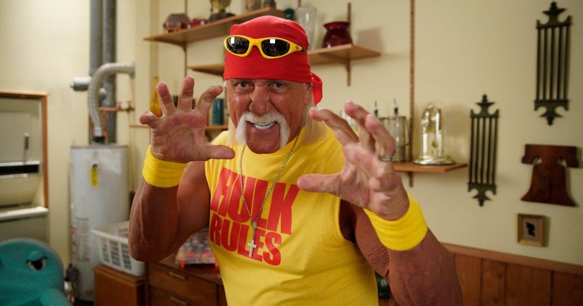Hulk Hogan Suffers Embarrassing Mic Fail on 'WWE Raw' 30th Anniversary ...