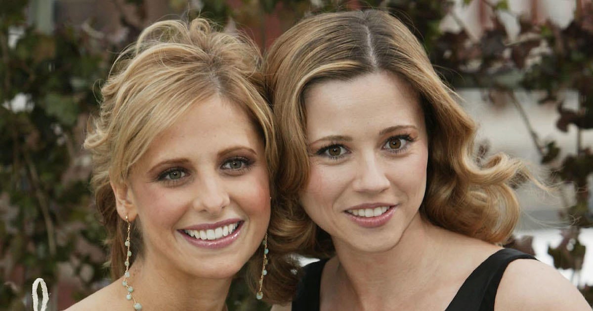 Sarah Michelle Gellar Says Daphne And Velma Had Steamy Kiss Cut From