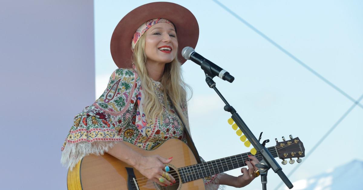 Jewel Claims Her Mom Stole 100 Million From Her