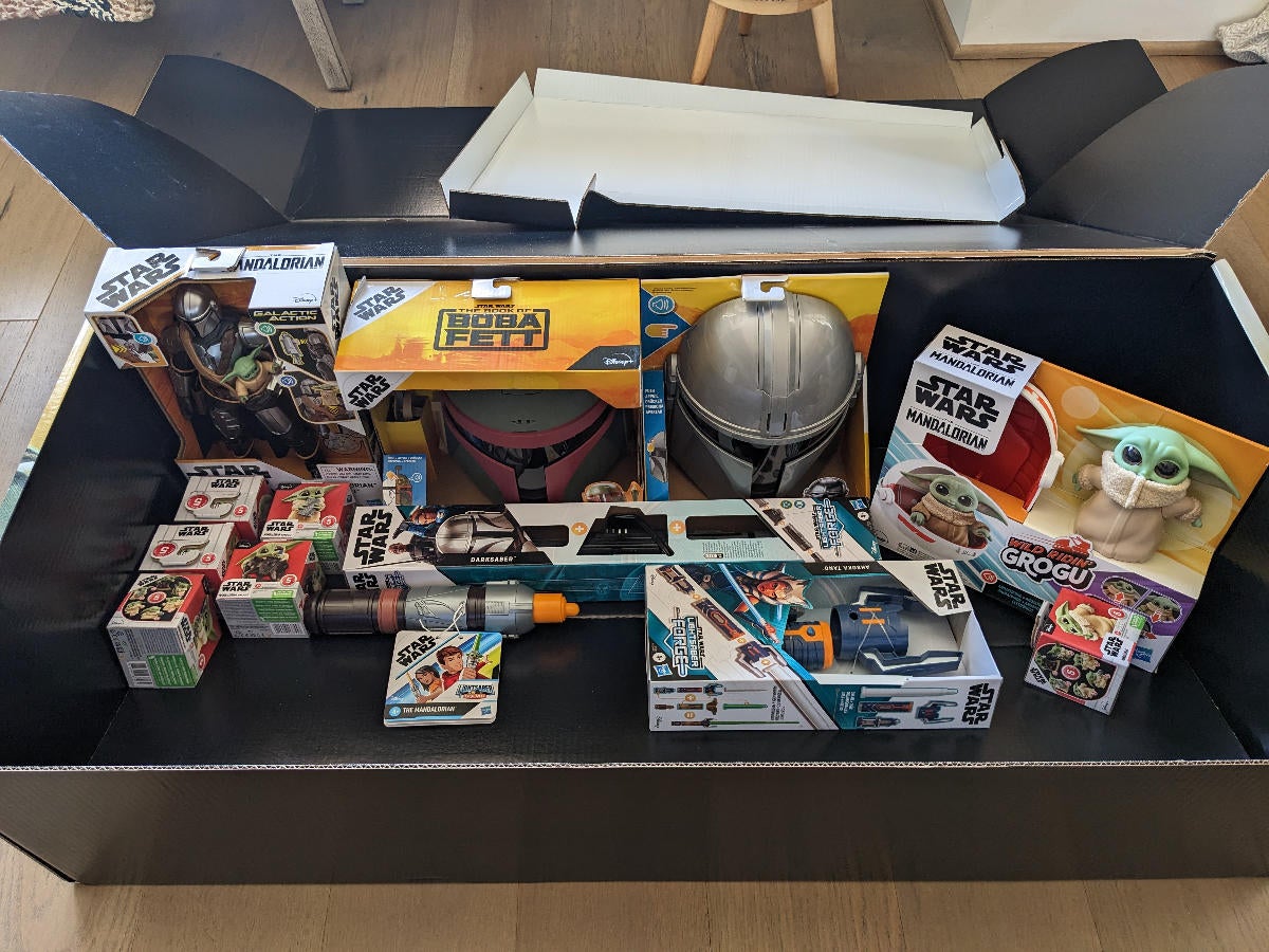 Unboxing Hasbro's Star Wars Mando Mania Mailer