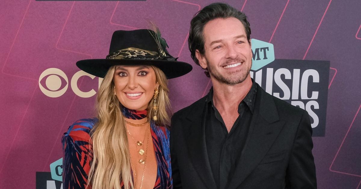 《黄石公园》的演员们在CMT音乐颁奖典礼上出现在幕后 - beplay官网体育官方版APP下载