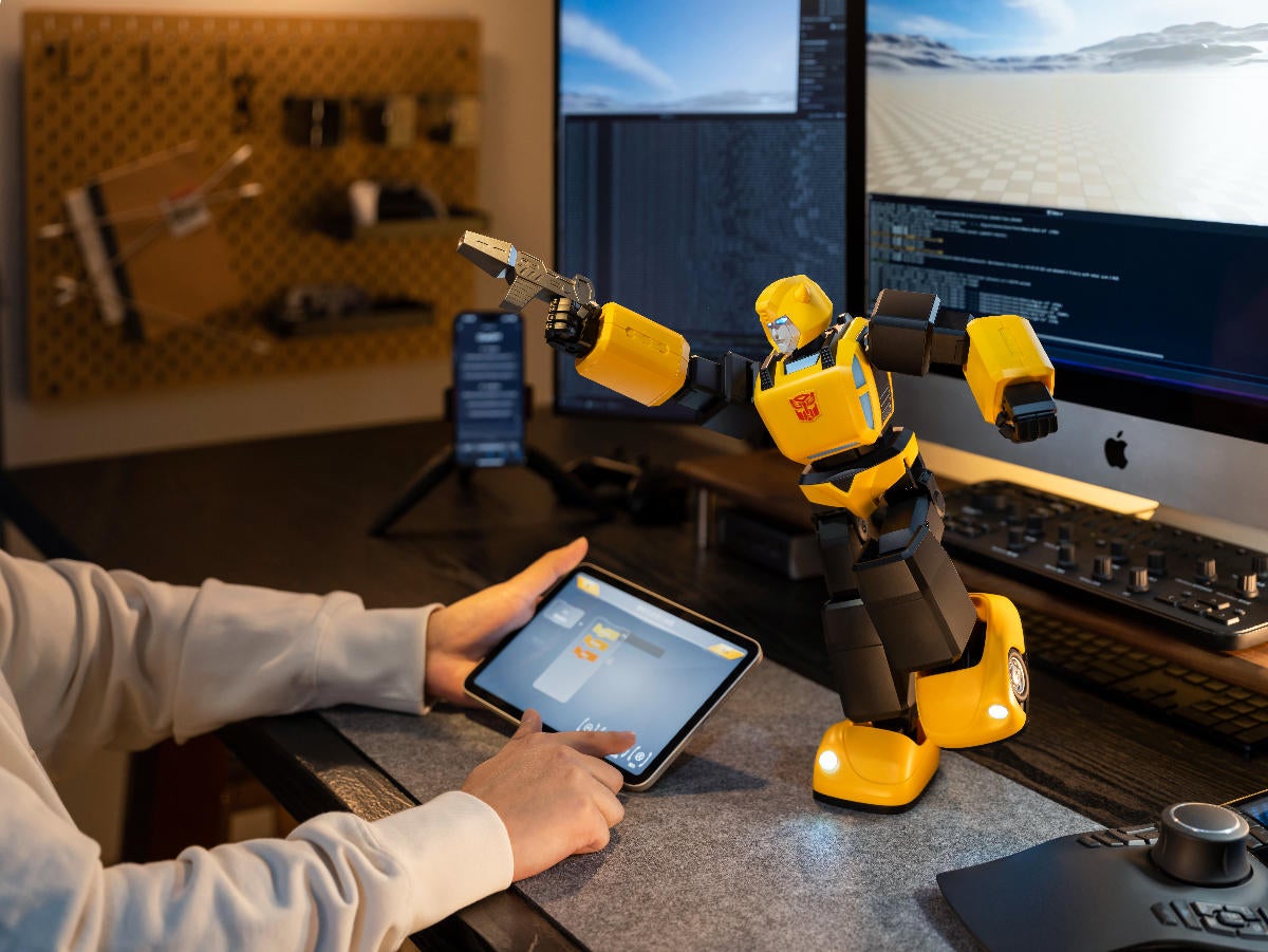 Robosen Transformers G1 Bumblebee Performance Robot Is Your New Autobot ...