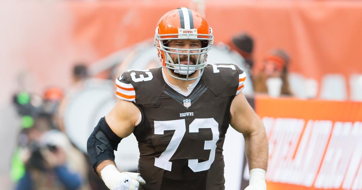 NFL Legend Joe Thomas Reacts to Closing out Pro Football Hall of Fame ...