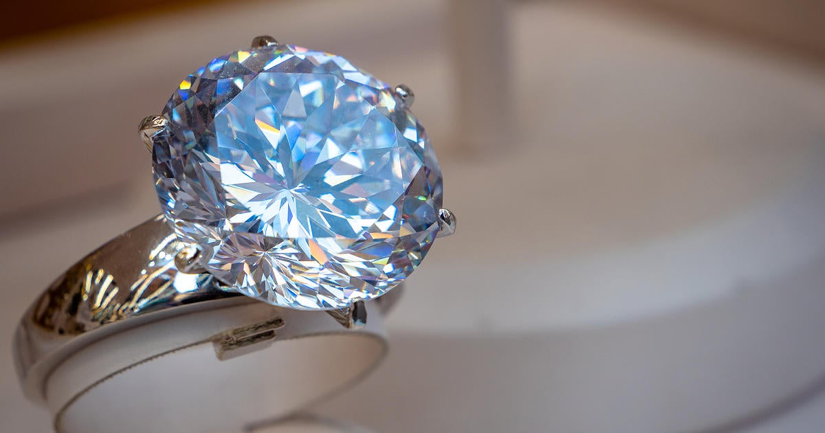 Pop Star Reveals Engagement to Rocker