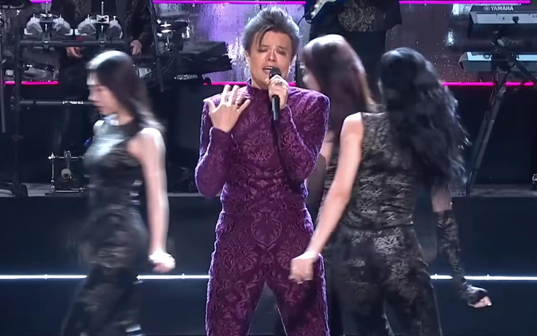 Pop Music Legend's Awards Show Performance Sparks Awkward, Confused ...