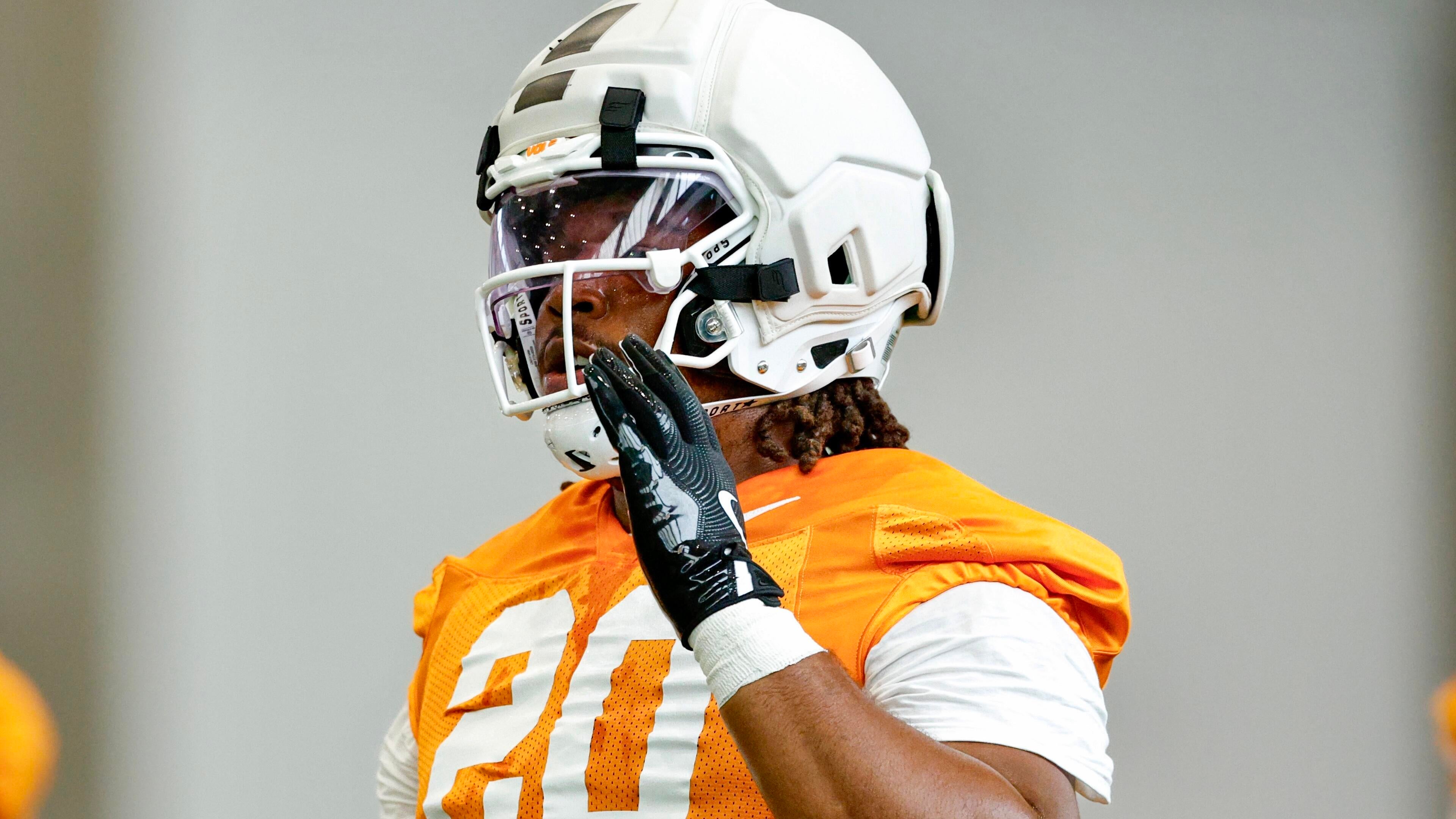 Bryson Eason describes personality of Tennessee's defensive line: 'It's ...