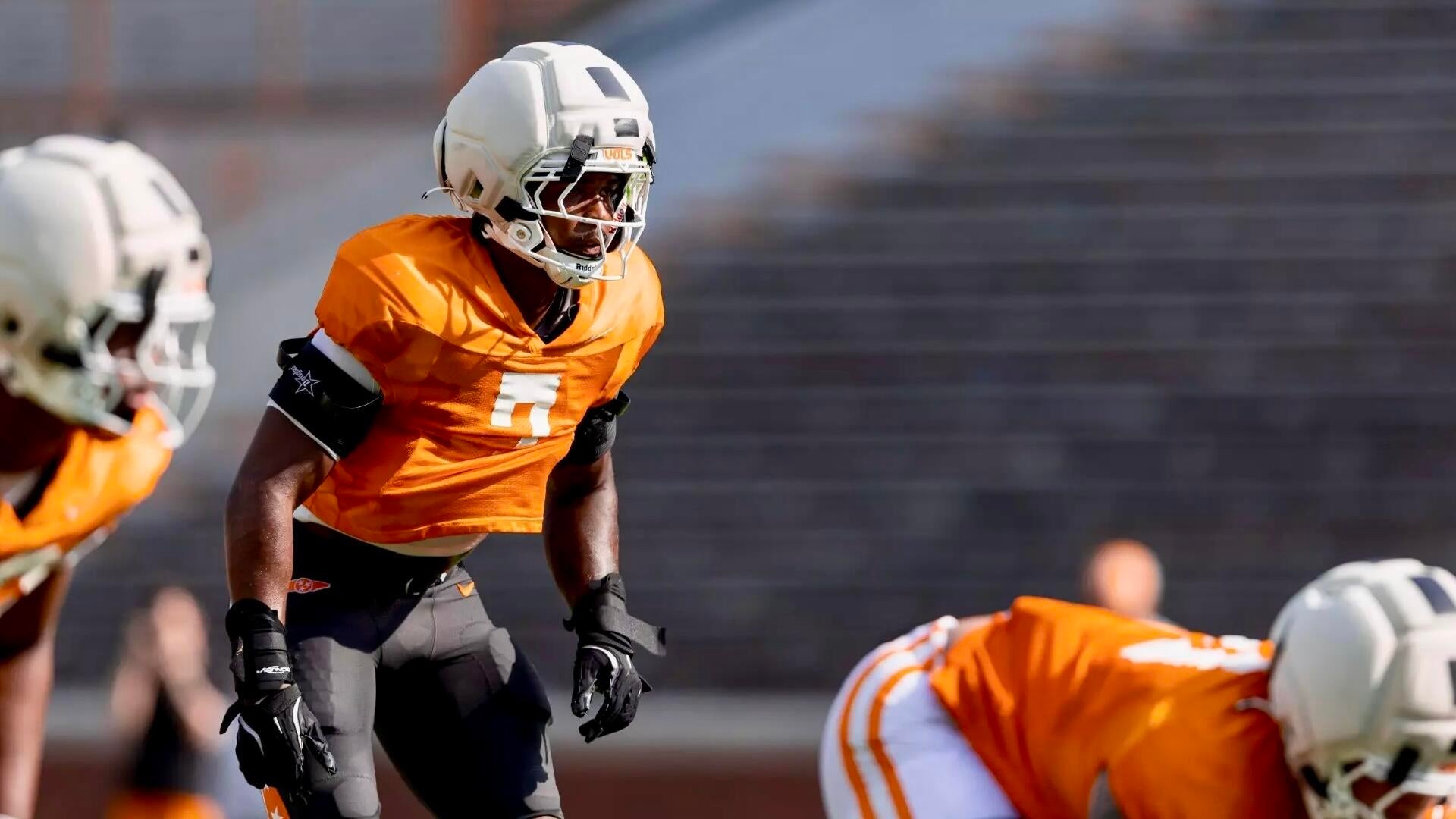 Tennessee football's Arion Carter growing as linebacker and leader ...