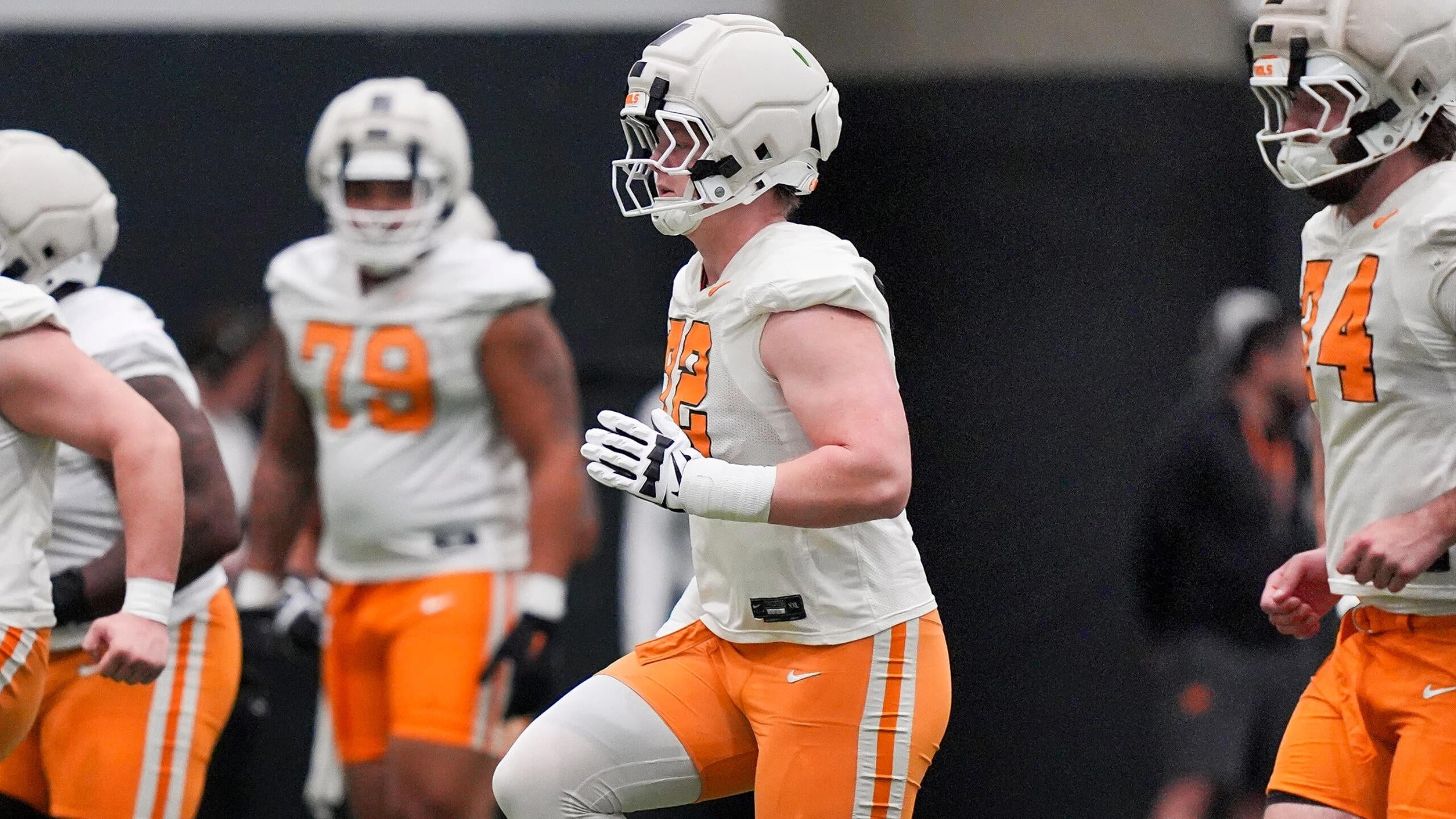 Tennessee's Jesse Perry now 'way more comfortable' at guard thanks to ...