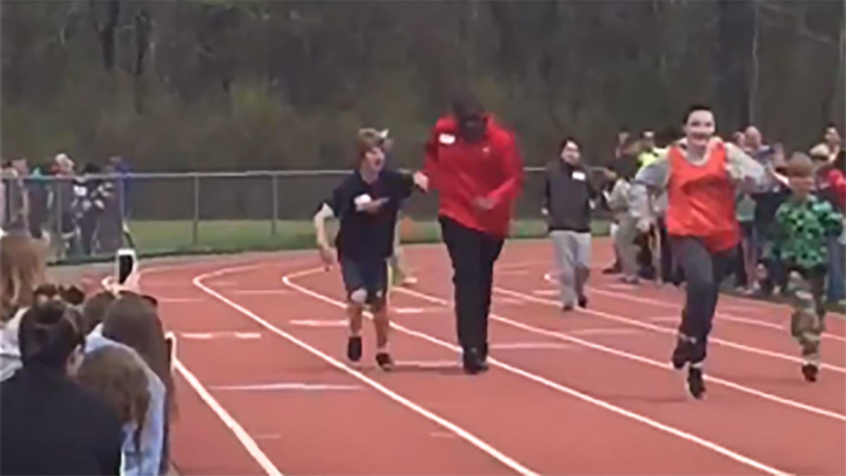 LOOK: Special Olympics runner gives up lead to help fellow competitor ...