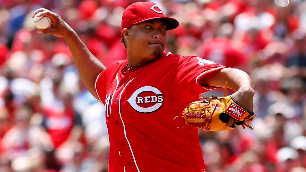 WATCH: Reds' Alfredo Simon snaps off a 54-mph eephus pitch - CBS Sports