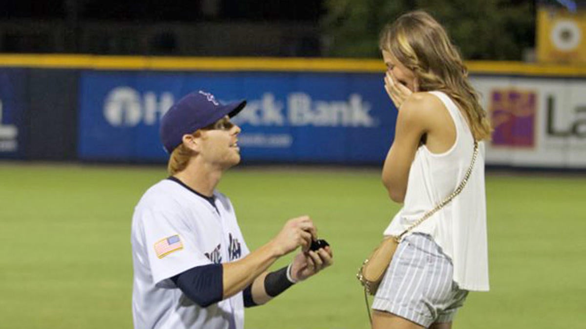 LOOK: Minor leaguer proposes to girlfriend on the field after a win ...