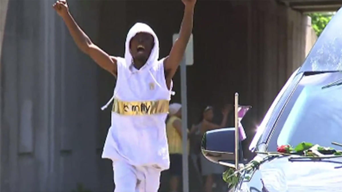 WATCH: Muhammad Ali fans honor their hero by running alongside hearse ...