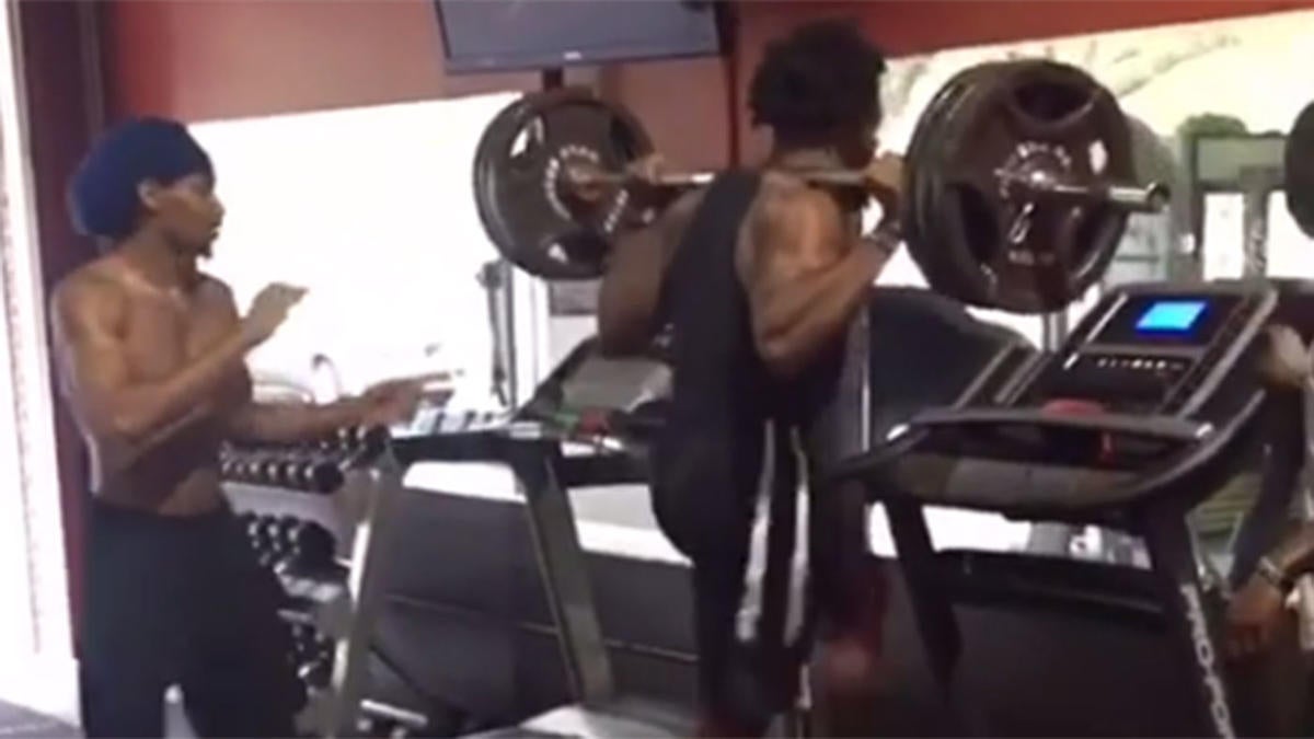 WATCH: Guy sprints on treadmill with 315-pound barbell on his back ...
