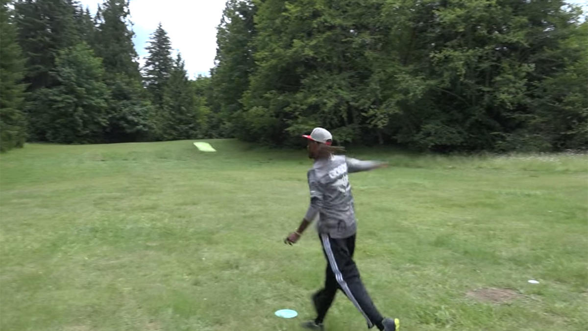WATCH: This disc golf hero makes a double eagle without seeing the hole ...