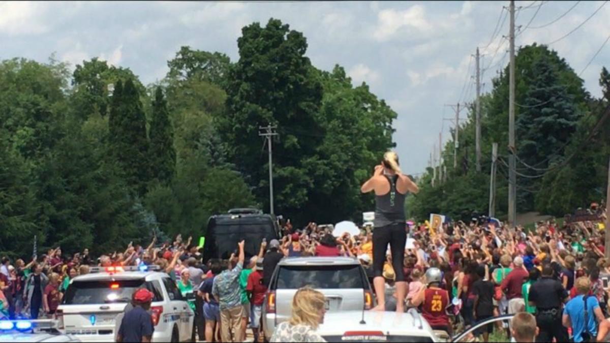 LOOK: Cavs fans wait outside LeBron's home to thank him for ...