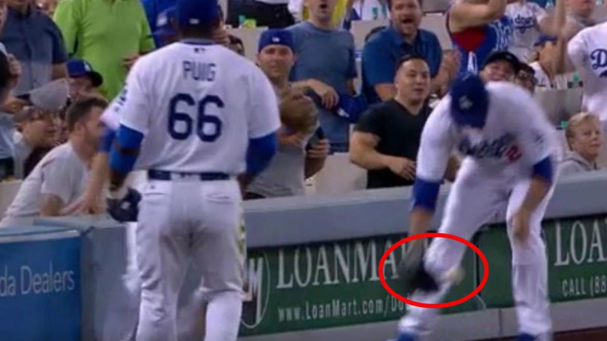 WATCH: Dodgers infielders play hot potato while trying to catch a pop ...