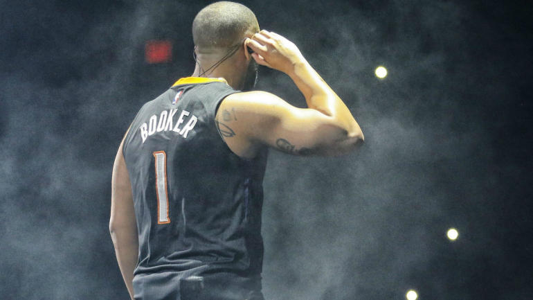 LOOK: Drake wears Devin Booker Suns jersey at a concert in Phoenix ...