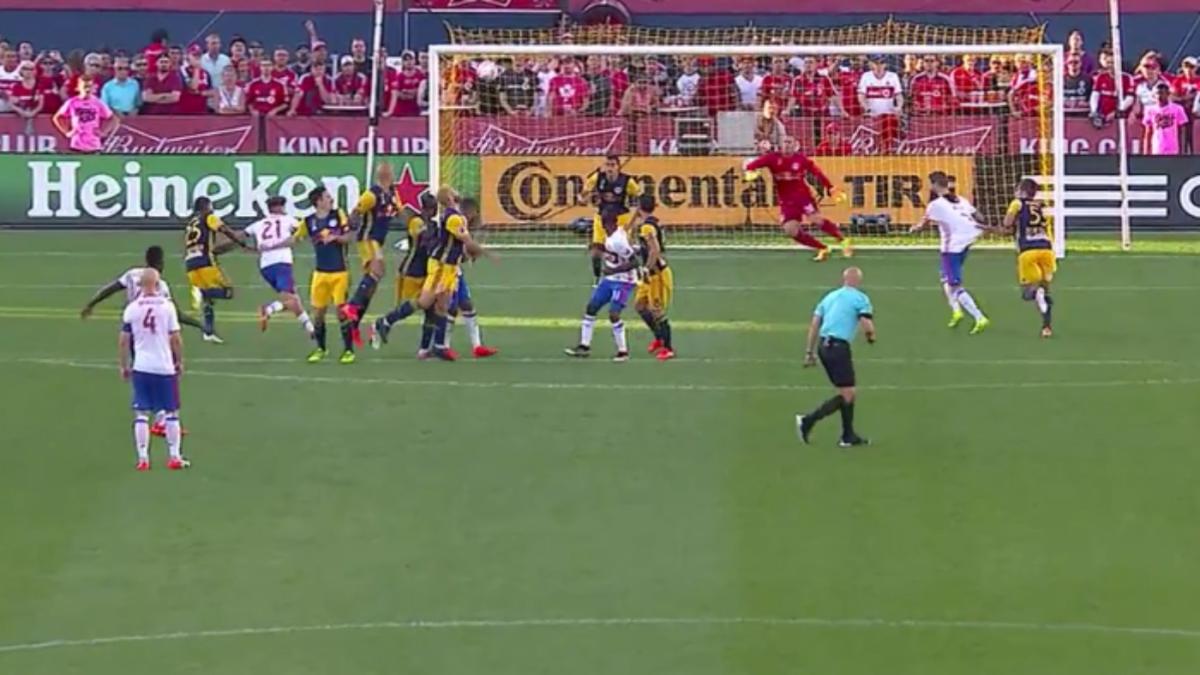 WATCH: Jozy Altidore scores sick, curling free-kick goal for Toronto FC ...