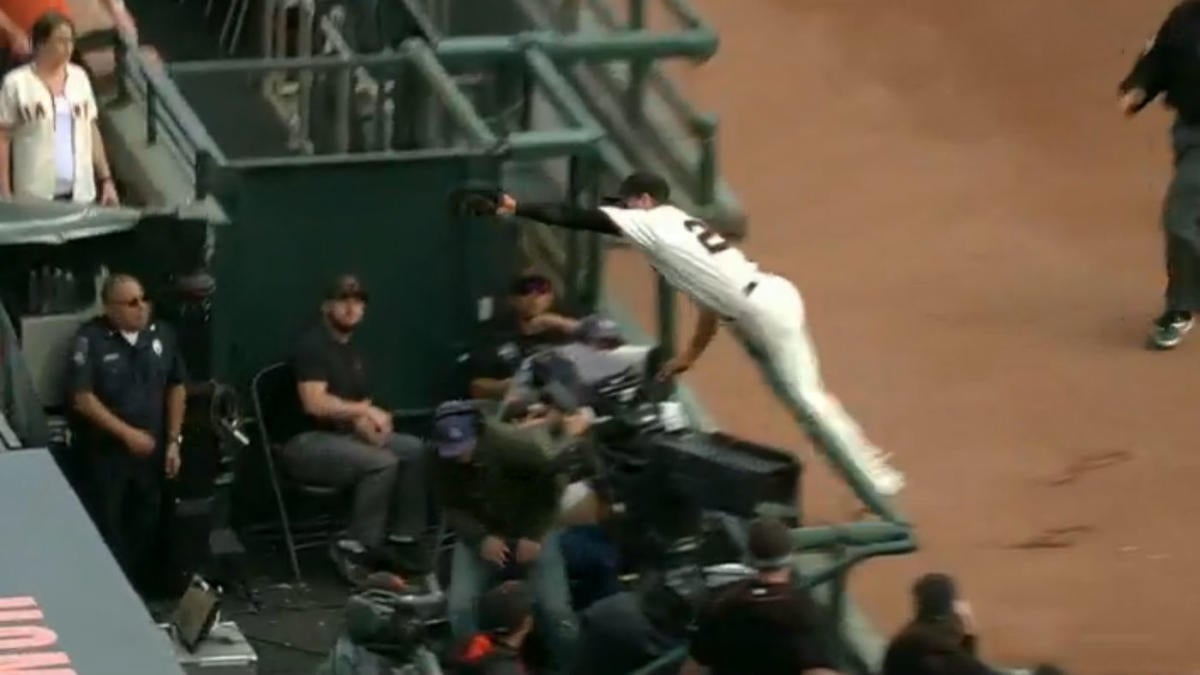 WATCH: Giants player leaps over dugout railing and camera to make ...