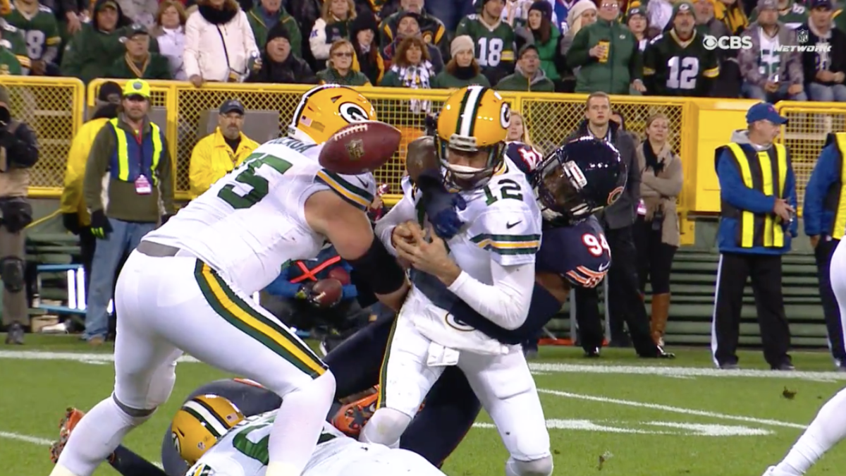 WATCH: Bears rookie smashes Aaron Rodgers, forces fumble, scores TD ...
