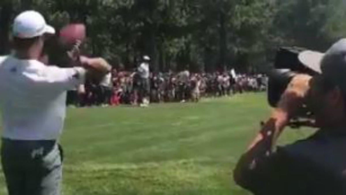 WATCH: Stephen Curry bails out Aaron Rodgers by making a sliding catch ...