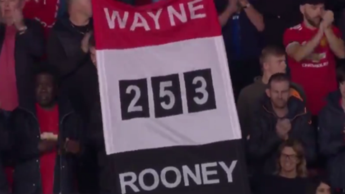 Wayne Rooney given hero's welcome back at Manchester United's Old ...