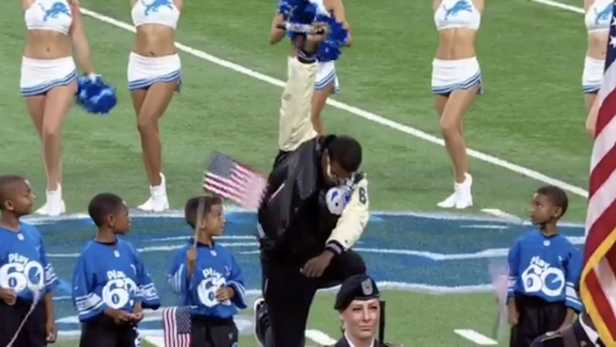 LOOK: National anthem singers at two different NFL games took a knee on ...
