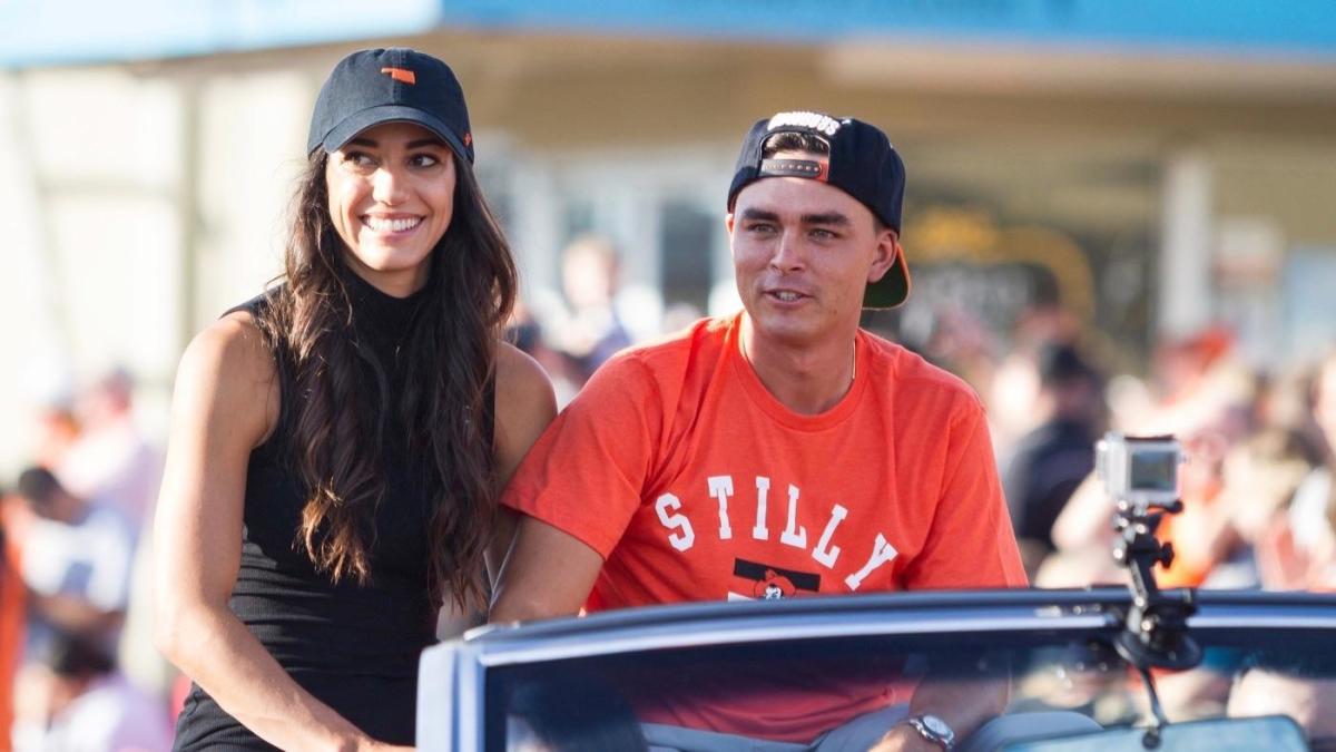 WATCH: Rickie Fowler hits balls into crowd at Oklahoma State's ...