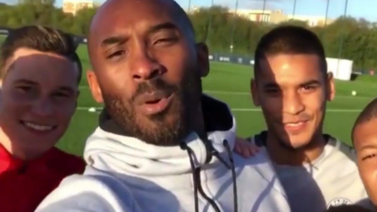 Los Angeles Lakers legend Kobe Bryant kicks ball with PSG stars, hangs ...