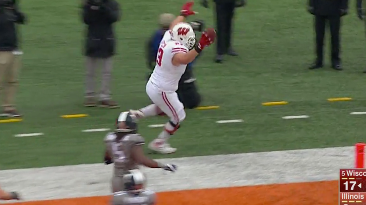 WATCH: Wisconsin left tackle gets a tremendous big man TD on throwback ...