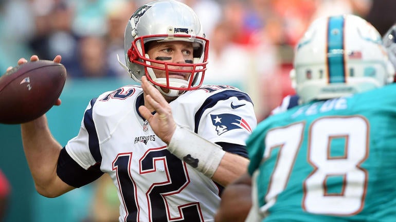 WATCH: Tom Brady and Randy Moss play catch before MNF in Miami ...