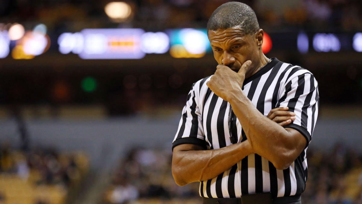 Referee Ted Valentine buries the hatchet with UNC's Joel Berry after ...
