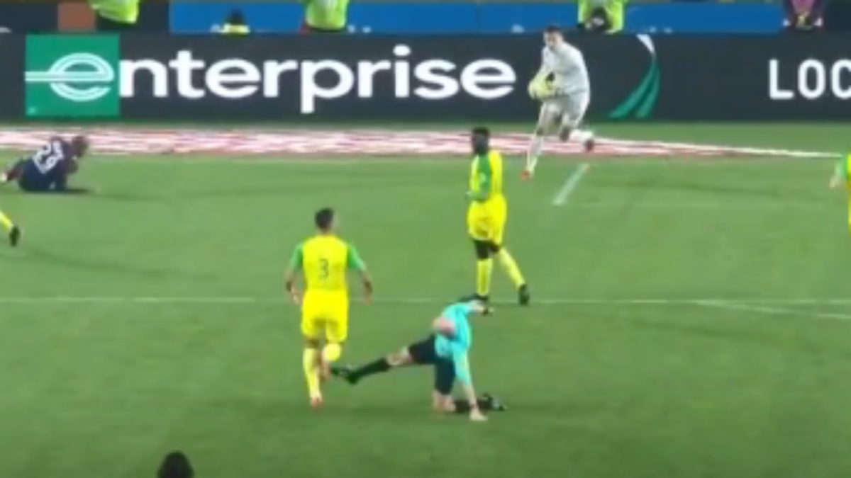 Referee in PSG-Nantes game kicks out at player who accidentally tripped ...