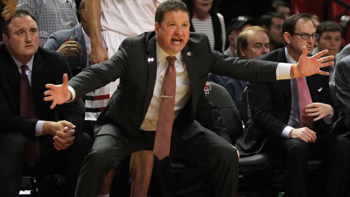 Texas Tech coach Chris Beard tore his ACL on sideline - CBSSports.com