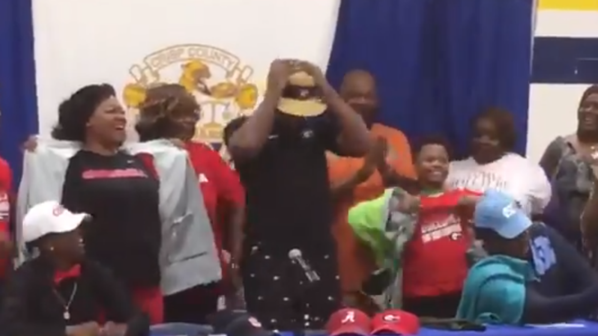 WATCH: Quay Walker becomes an instant Georgia favorite by tossing ...