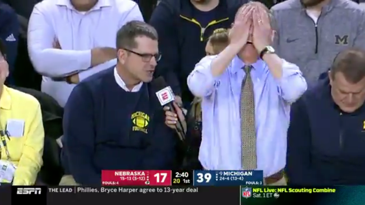 Distraught Michigan coach John Beilein videobombs in-game interview of ...