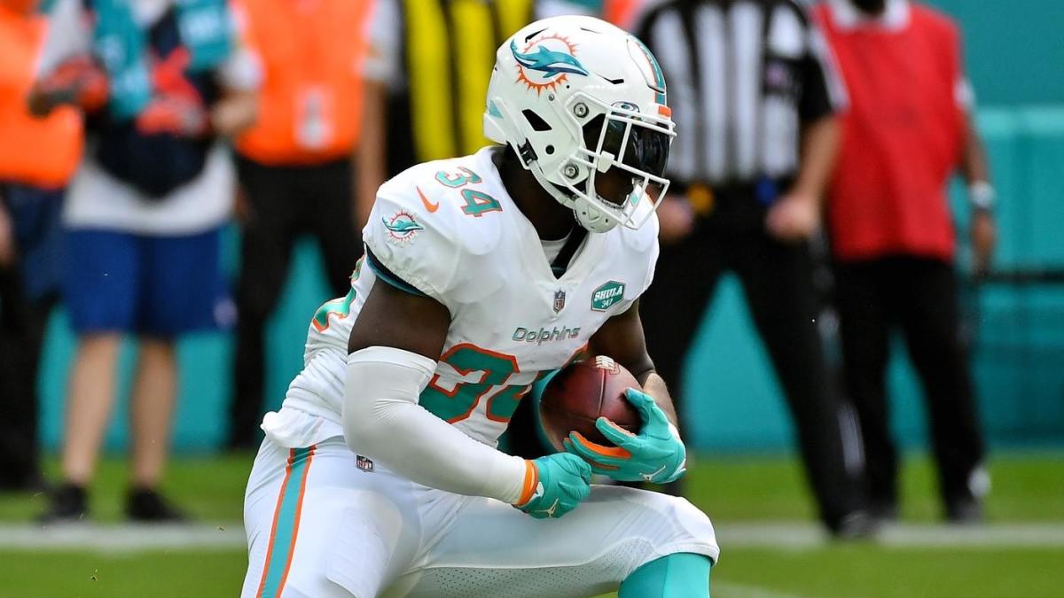 Dolphins waive Jordan Howard after running back was a healthy scratch ...