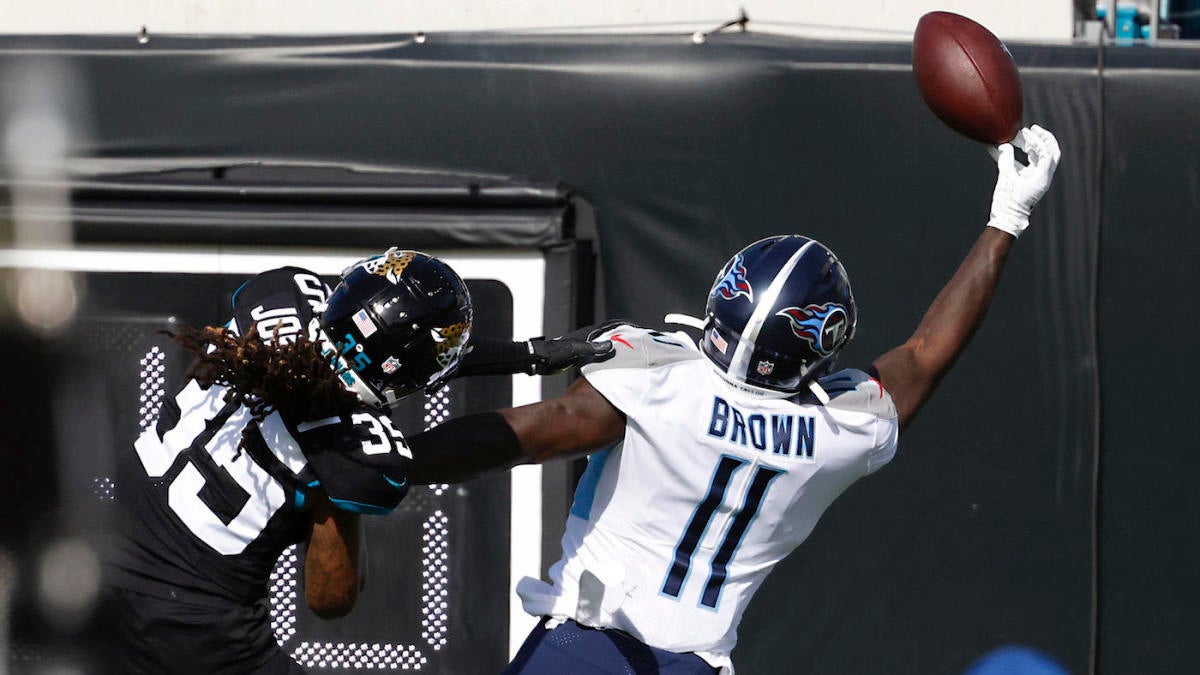 Titans' A.J. Brown hauls in incredible one-handed touchdown catch off ...