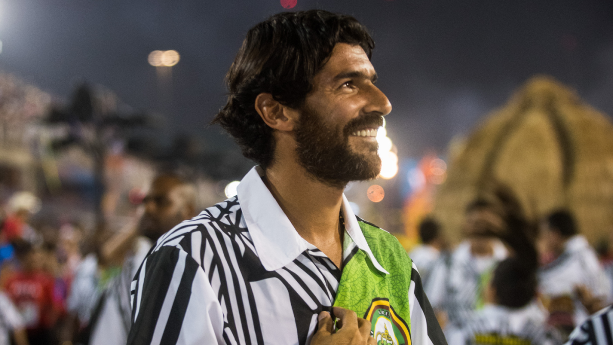 Uruguayan soccer player Sebastian Abreu adds to world record by signing ...