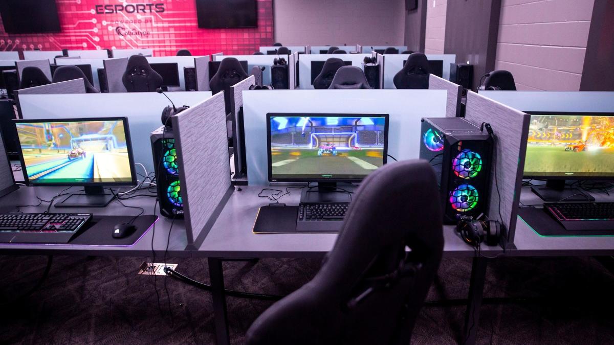 WATCH: Esports gamer 'CakeAssault' dislocates shoulder while ...